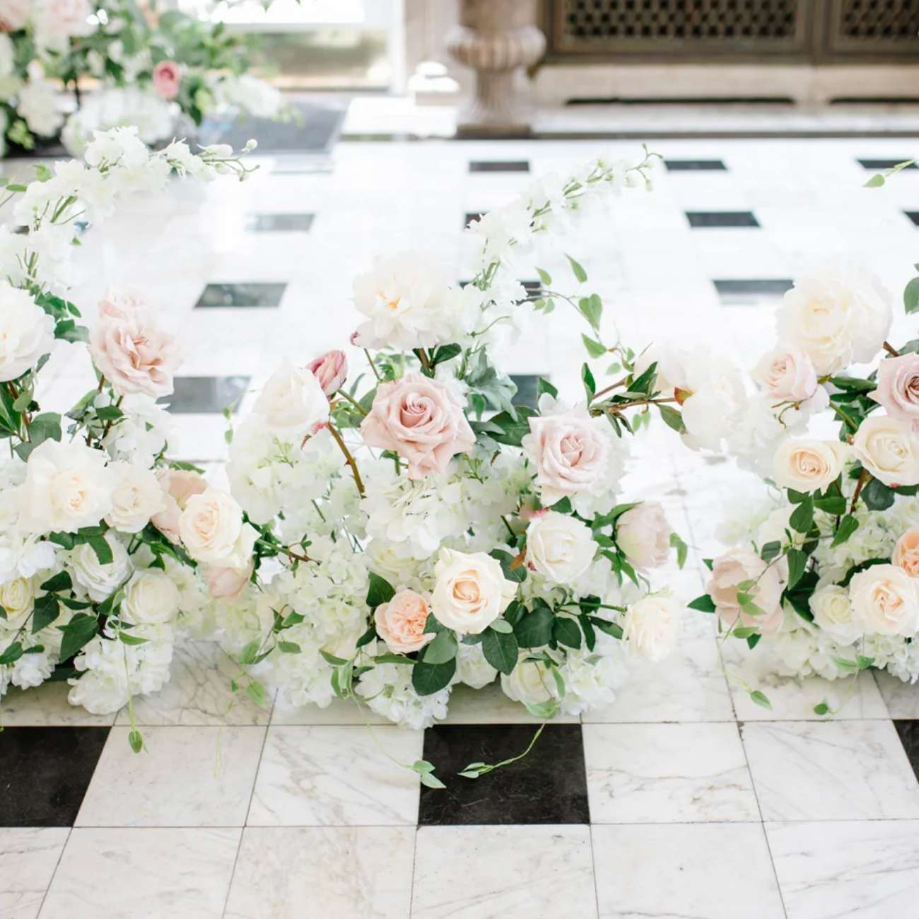 Chemin de table et allée centrale fleurie "Éclat de Rose" | Monsieur Flower
