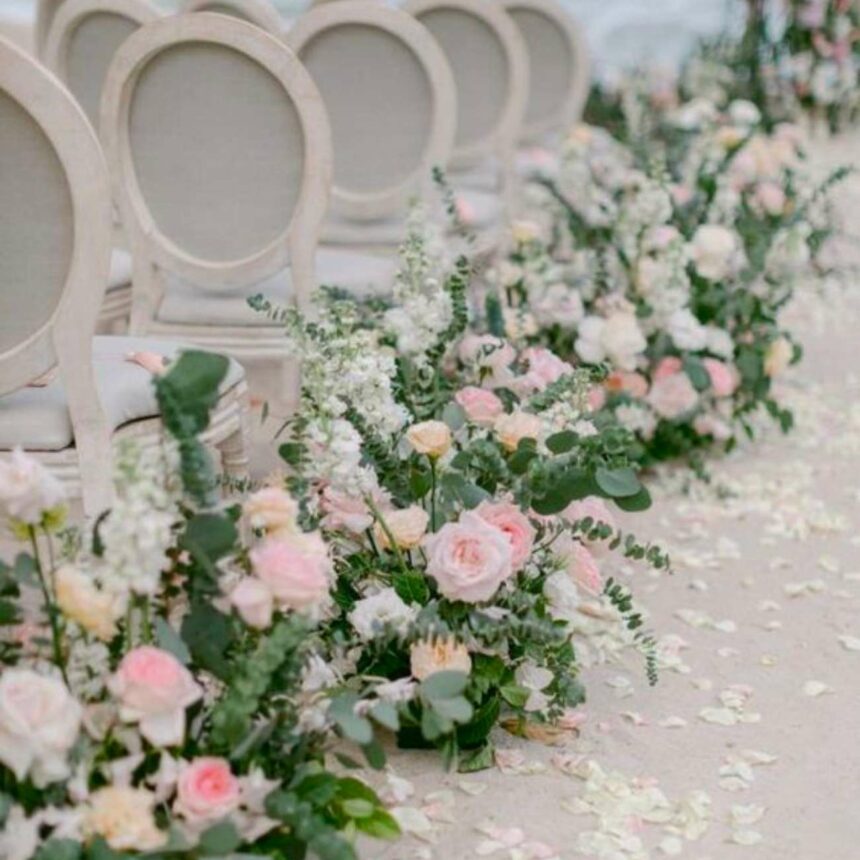 Chemin de table et allée centrale fleurie "Rosée Émeraude | Monsieur Flower