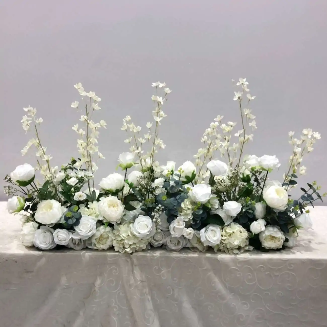 Chemin de table et allée centrale fleurie Éclat de Nacre | Monsieur Flower