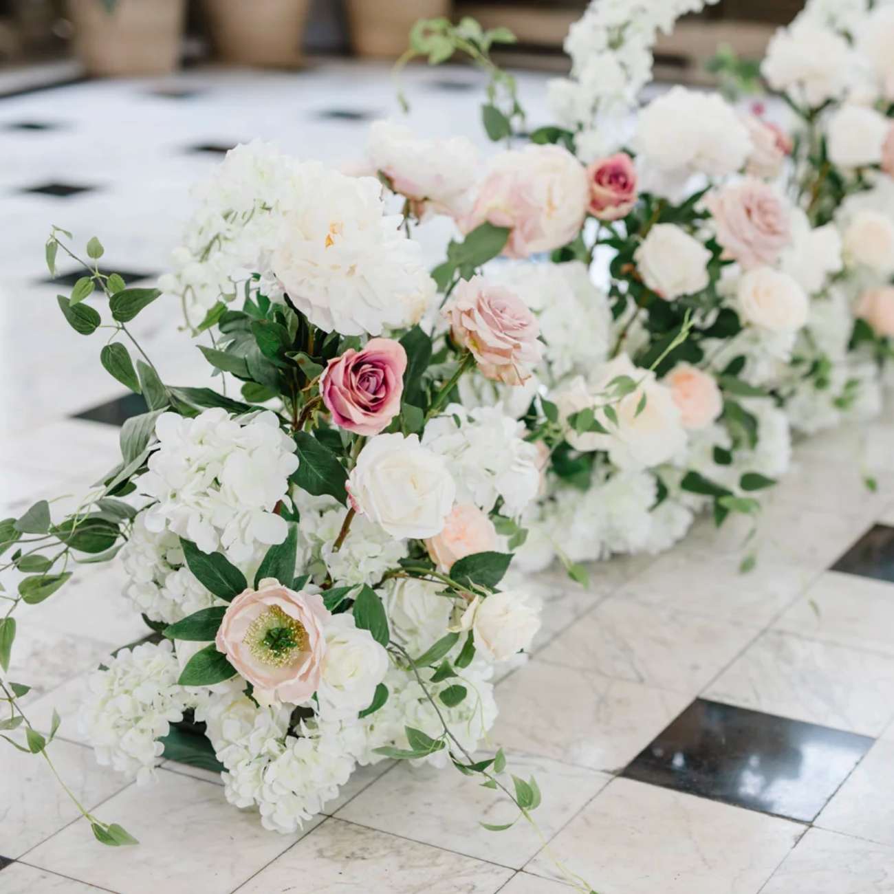 Chemin de table et allée centrale fleurie "Éclat de Rose" | Monsieur Flower